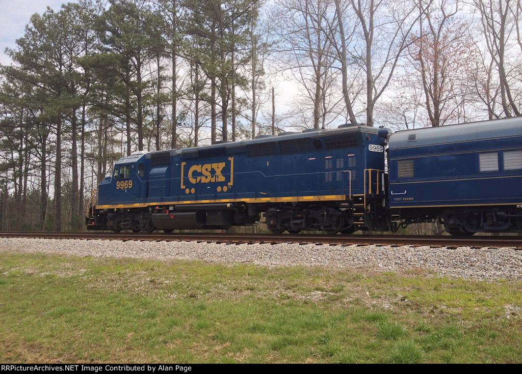 CSX GP40WH-2 9969 waits for green